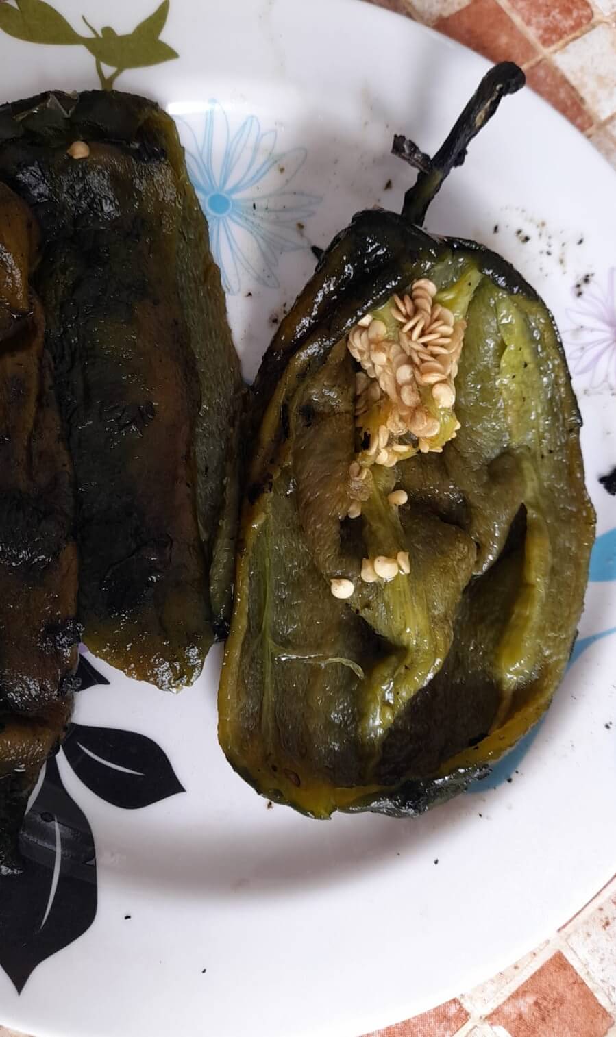 Chiles rellenos de frijol con queso de cabra – Las recetas de Yaya